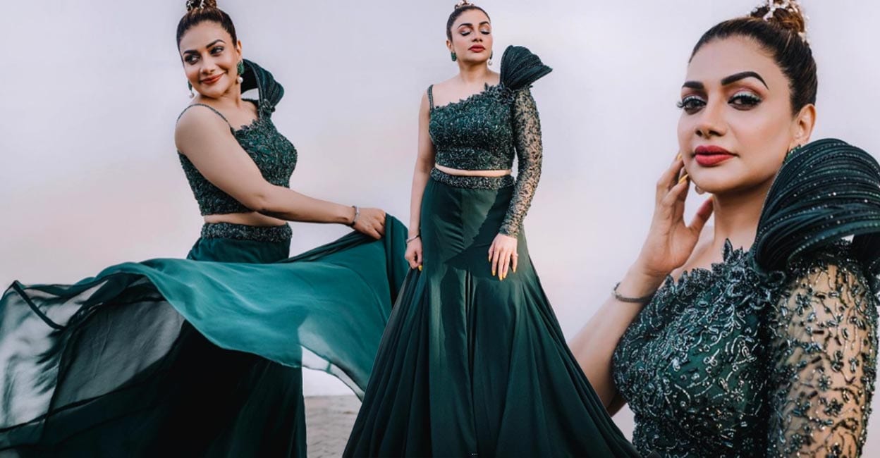 ബോട്ടിൽ ഗ്രീനിൽ സൂപ്പർ സുന്ദരിയായി റിമി ടോമി; ഫോട്ടോഷൂട്ട് ചിത്രങ്ങ ...