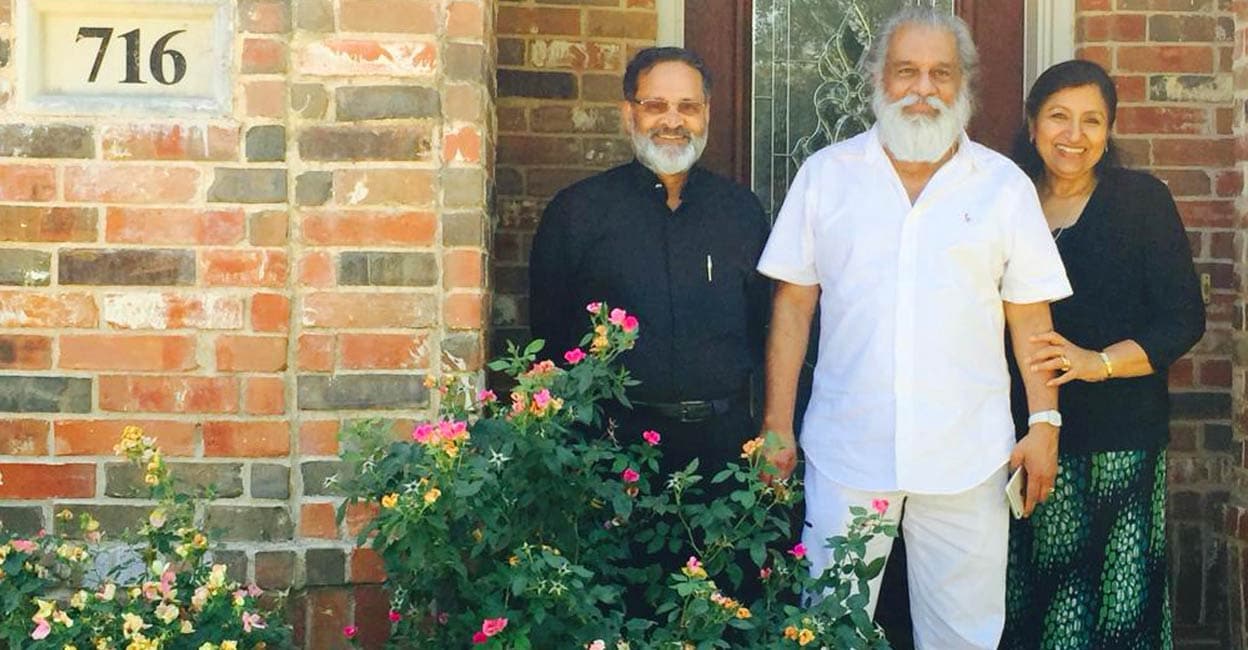 വെളുത്ത ഷോട്സും ടീഷർട്ടുമിട്ട് പലകയ്ക്കു ചിന്തേരിട്ടു മിനുക്കുന്ന ...