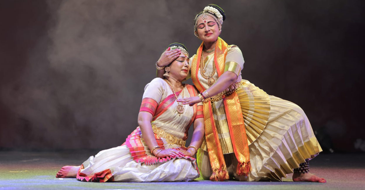 വേദിയിലൊരുമിച്ചെത്തിയത് 9 അധ്യാപകർ; ചരിത്രമാകാൻ ‘അംബ’, ഇത് ...