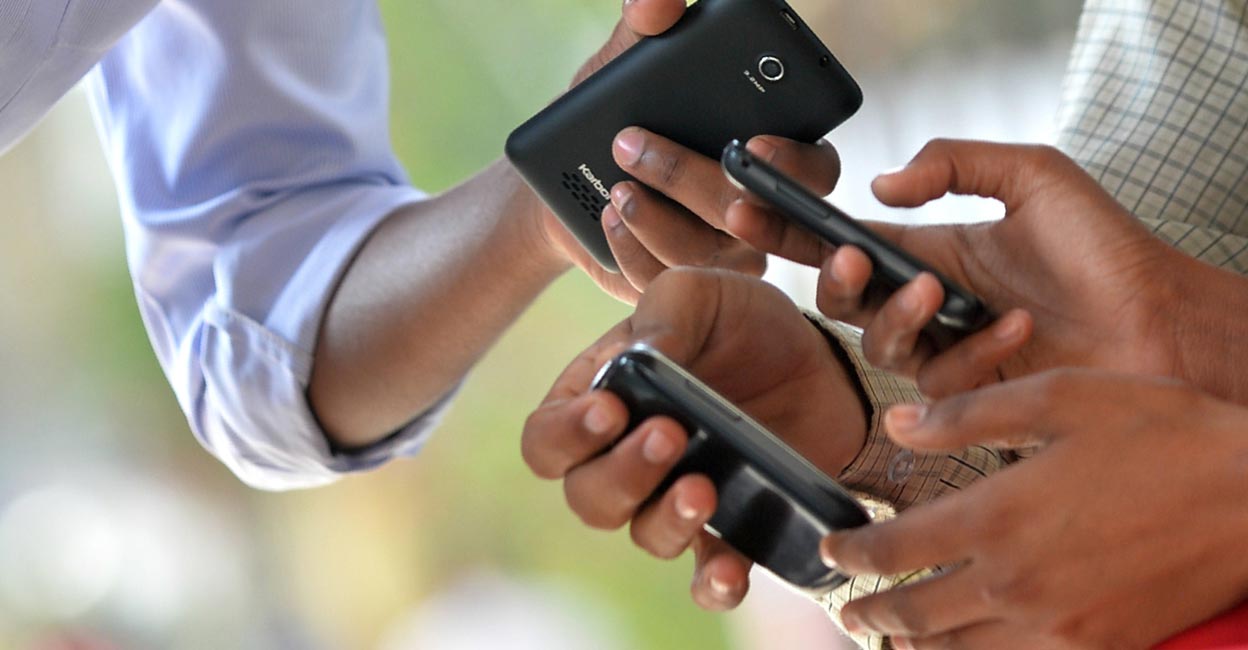 ചാർജ് ചെയ്യാൻ വച്ച മൊബൈൽ ഫോൺ പൊട്ടിത്തെറിച്ച് കിടപ്പുമുറി കത്തി ...