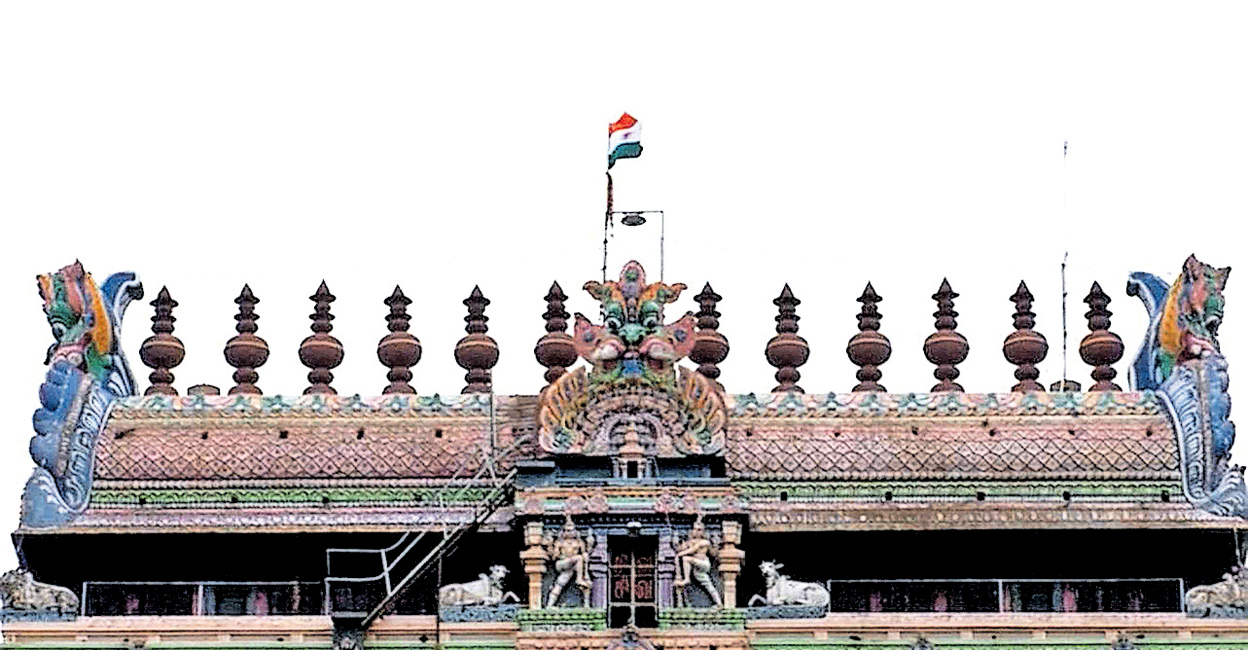 ദേശീയ പതാക ഗോപുരത്തിലുയർത്തി കടലൂർ ചിദംബരം ക്ഷേത്രം | India | Manorama News