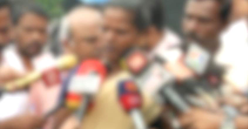 വാളയാർ പെണ്‍കുട്ടികളുടെ മാതാപിതാക്കൾ മുഖ്യമന്ത്രിയെ കണ്ടു ...