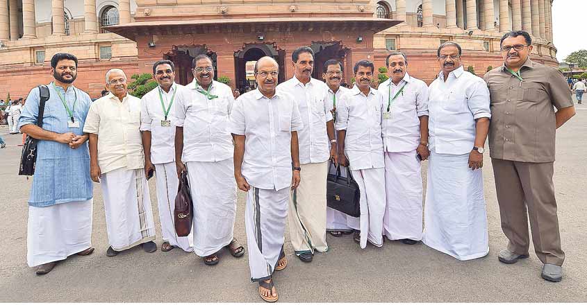 അമ്മയെ നോക്കി രമ്യ; രാഹുലിന് കൈകൊടുത്ത് ആരിഫ് | Kerala Election 2019 ...