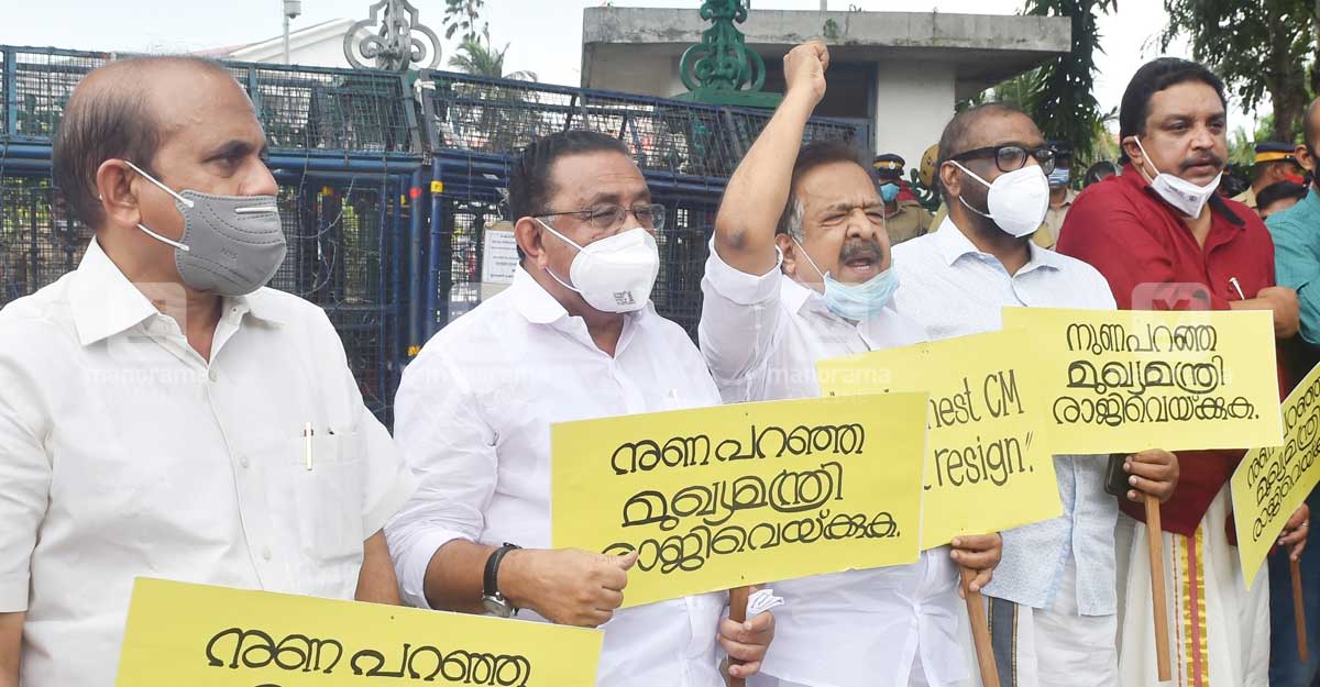 നുണപറഞ്ഞ മുഖ്യമന്ത്രി രാജിവയ്ക്കണം; അഞ്ചാൾ സമരവുമായി യുഡിഎഫ് | Manorama ...