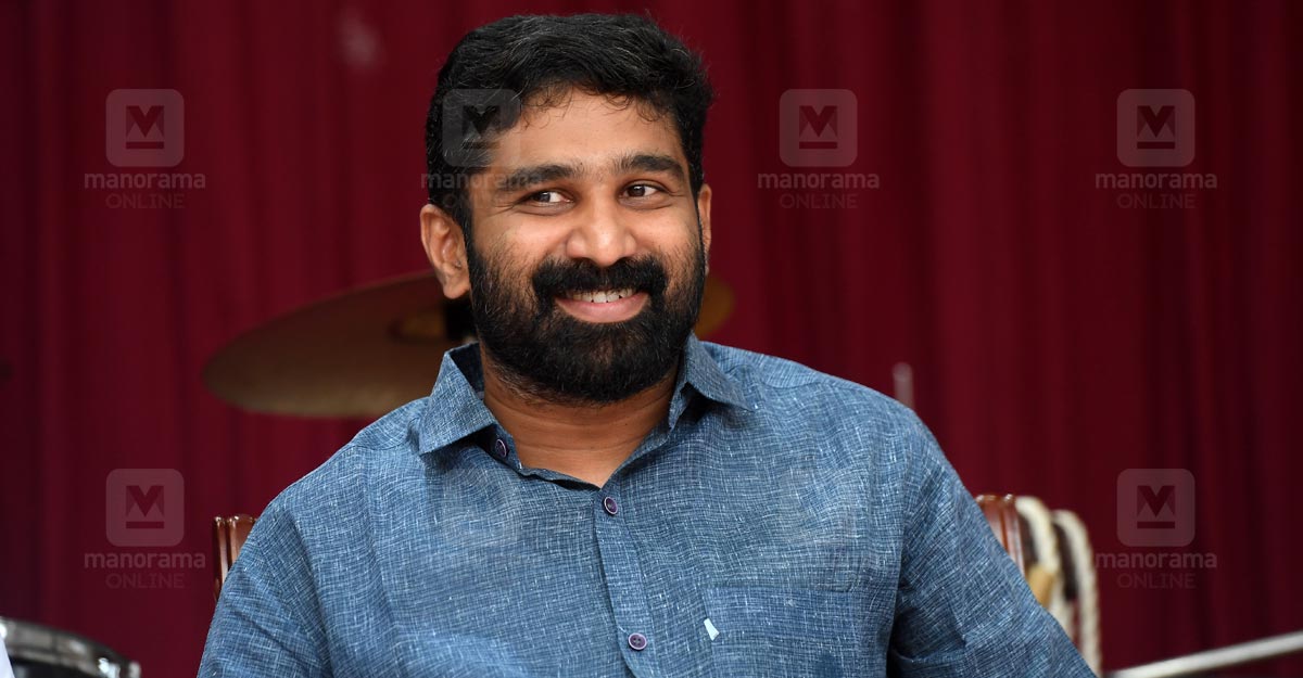 ‘മണ്ടനും ഗുണ്ടയും തമ്മിലുള്ള പോരിനിടയിൽ 100 കോടിയുടെ സ്വത്തും ...