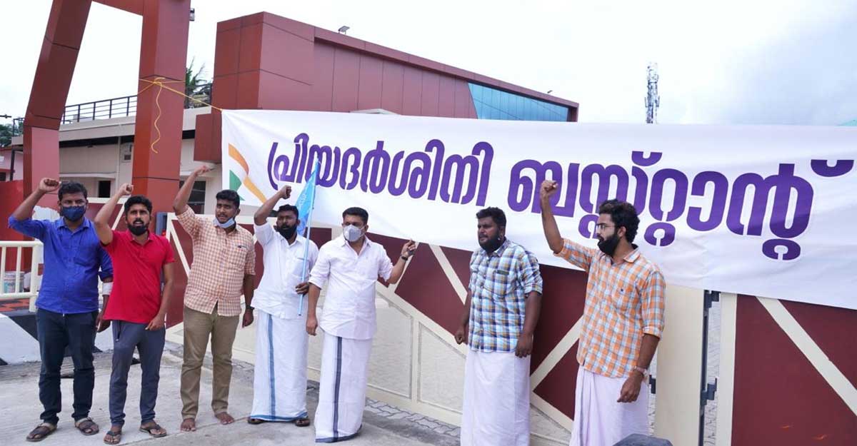 ഭരണസമിതി ബസ് സ്റ്റാൻഡിന്റെ പേരു മാറ്റി; ‘പ്രിയദർശിനി’യെ പുനഃസ്ഥാപിച്ച് ...