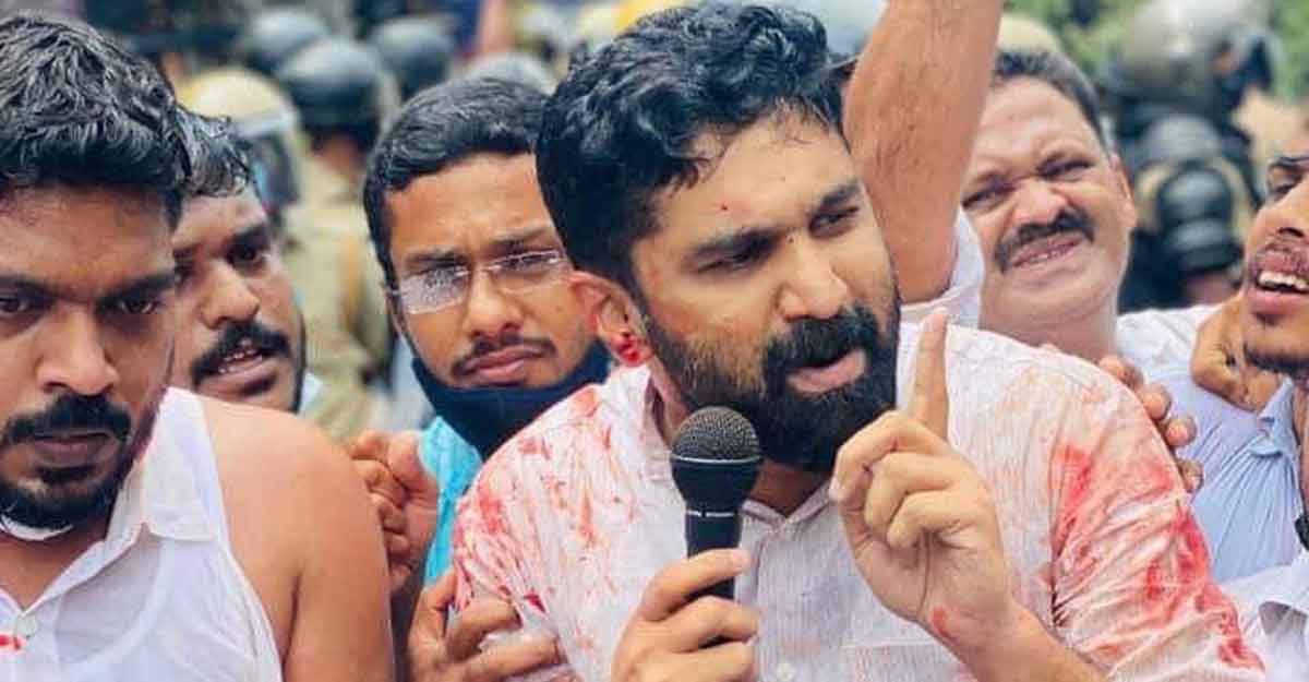 സംസ്ഥാനത്തുടനീളം പ്രതിഷേധം; ലാത്തിച്ചാര്‍ജ്; ബല്‍റാമിനെ വളഞ്ഞിട്ടടിച്ചു ...