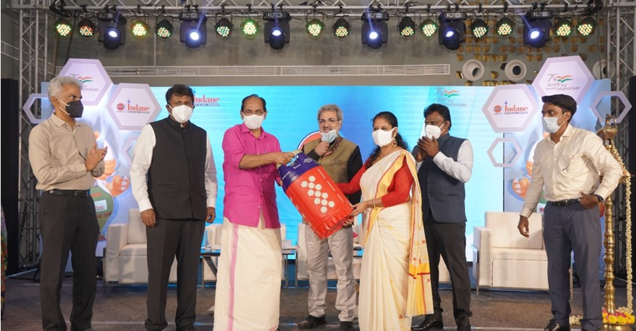 സുതാര്യം, സുരക്ഷിതം; ഇൻഡേൻ കമ്പോസിറ്റ് എൽപിജി സിലിണ്ടർ വിപണിയിലിറക്കി ...