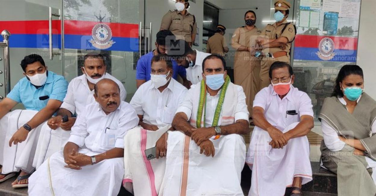 നക്സൽബാരി കാലത്ത് പോലും കേട്ടിട്ടില്ലാത്ത സമരം; മുഖ്യമന്ത്രിയെ ...