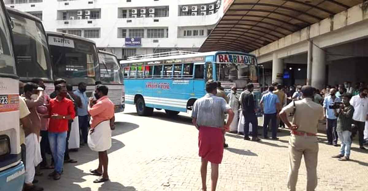 കെഎസ്ആർടിസി സ്റ്റാൻ‍ഡിൽനിന്ന് ആളെ കയറ്റി; സ്വകാര്യബസ് കസ്റ്റഡിയി ...