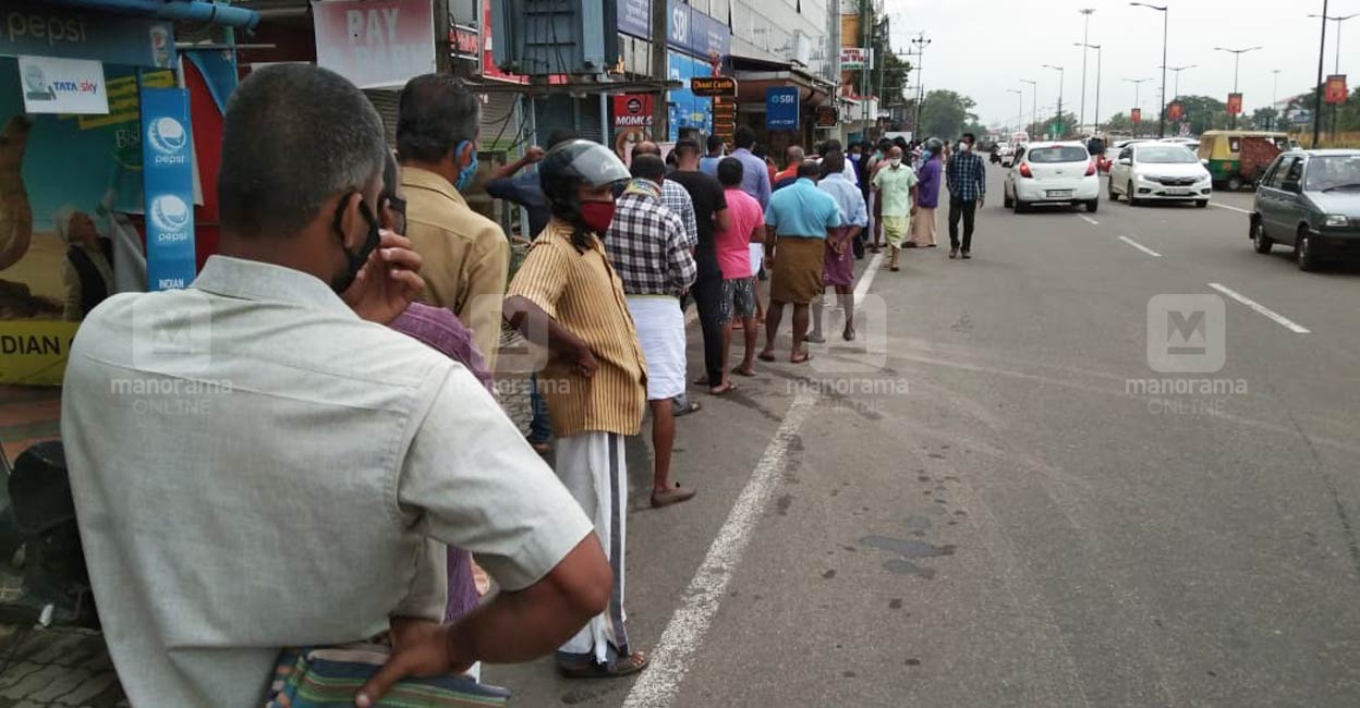 സംസ്ഥാനത്ത് മദ്യശാലകൾ തുറന്നു; പലയിടത്തും നീണ്ട ക്യൂ | Bevco ...