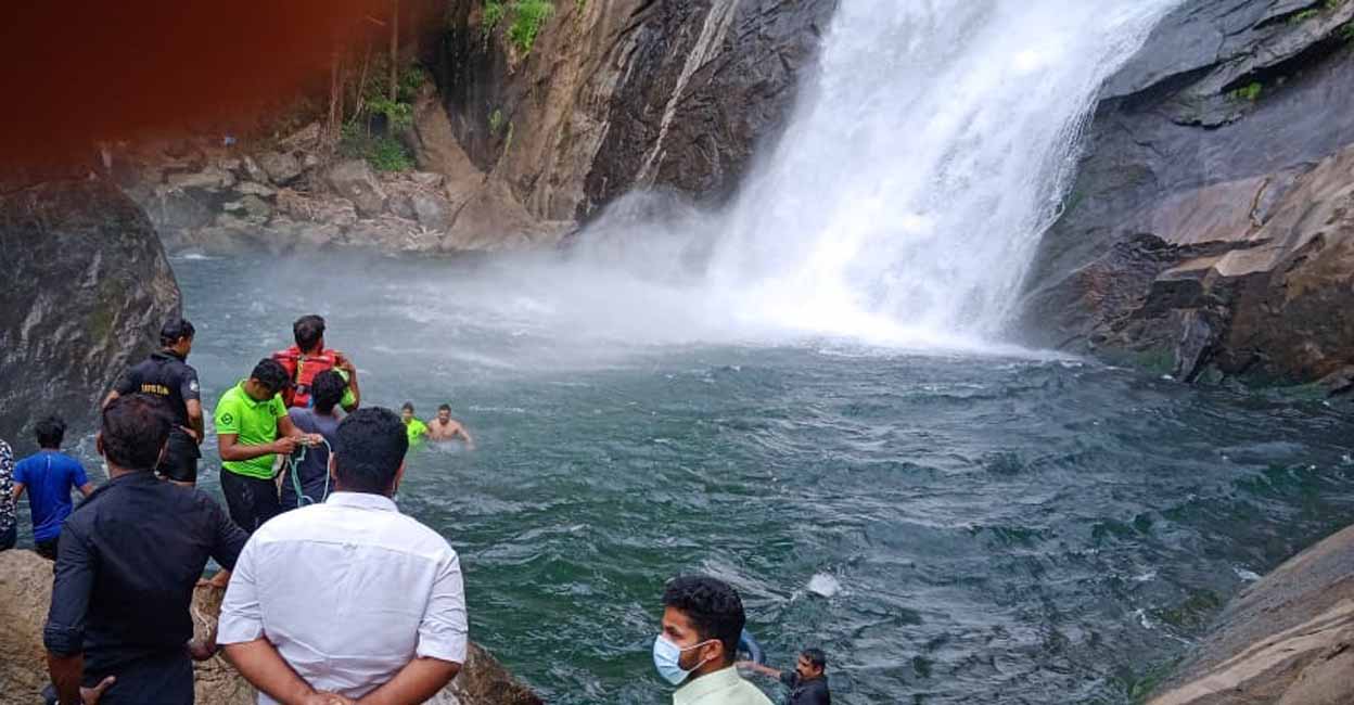 തീക്കോയി മാർമല അരുവിയിൽ കുളിക്കാനിറങ്ങിയ നേവി ഉദ്യോഗസ്ഥൻ മുങ്ങി മരിച്ചു ...