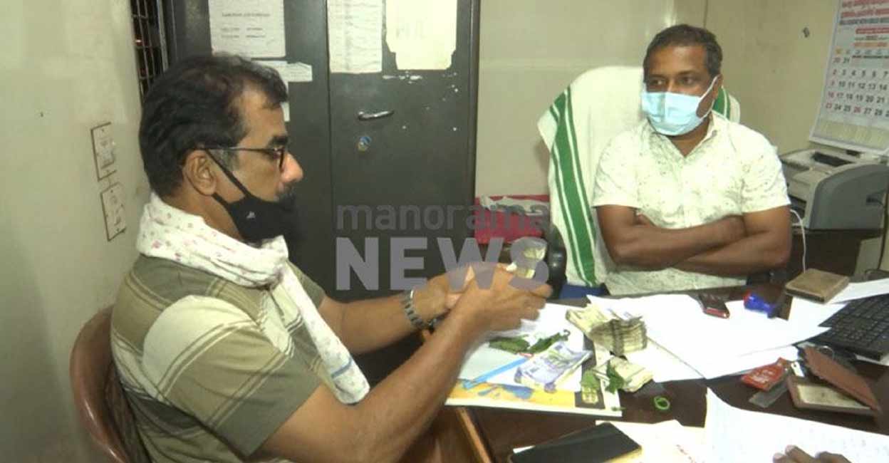 കൈക്കൂലി: വാളയാർ ആർടിഒ ചെക്ക് പോസ്റ്റിലെ 6 ഉദ്യോഗസ്ഥർക്ക് സസ്പെൻഷ ...
