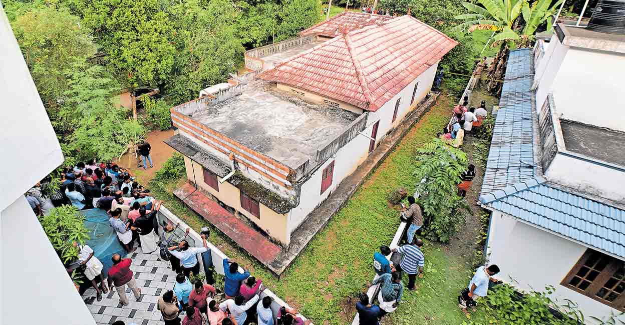 ഇലന്തൂർ നരബലി കേസിൽ കൂടുതൽ വെളിപ്പെടുത്തൽ ഉണ്ടാകുമോ?: പല രഹസ്യങ്ങളും കണ്ടെത്താൻ കഴിയുമെന്ന് ...