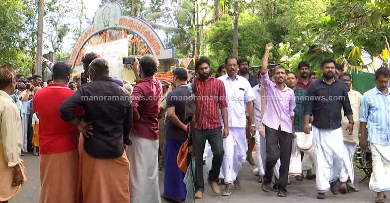 ‘പെൺകുട്ടിയുടെമേൽ നാണയപൂജ, കൂട്ടത്തോടെ കരച്ചിൽ’; പ്രതിഷേധിച്ച് നാട്ടുകാ ...