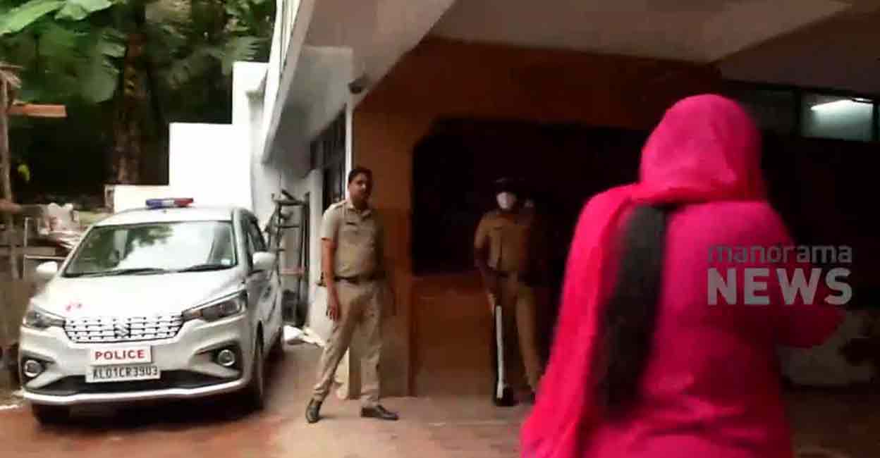 വേറെ വിവാഹം തീരുമാനിച്ചിട്ടും ഷാരോണിനെ വരുത്തിയതെന്തിന്?: ഉത്തരം തേടി 4 ...