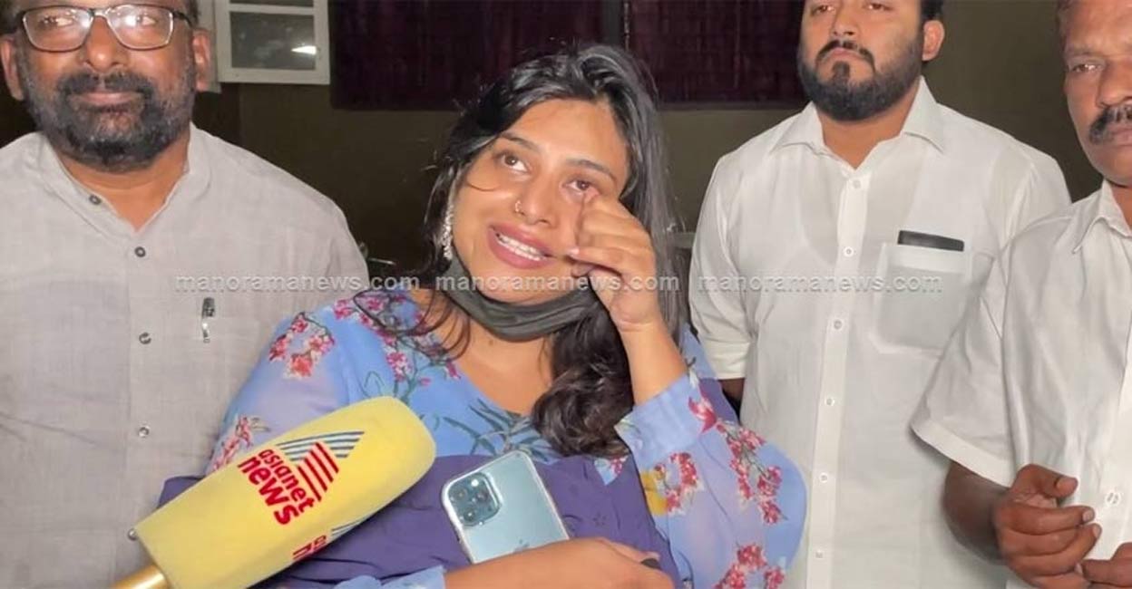 ‘കയ്യിൽ പിടിച്ചുവലിച്ചു, മുറിവേറ്റു, പൂട്ടിയിട്ടു’; പരാതിയുമായി നടി ...