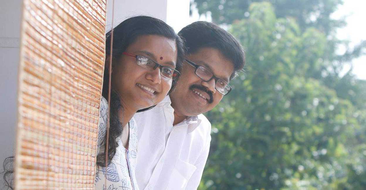 ‘ഞങ്ങൾ അപ്പക്കഷണത്തിനു വേണ്ടി പോയ പൂച്ചകൾ’; പരിഹസിച്ച് പ്രിയാ വ ...