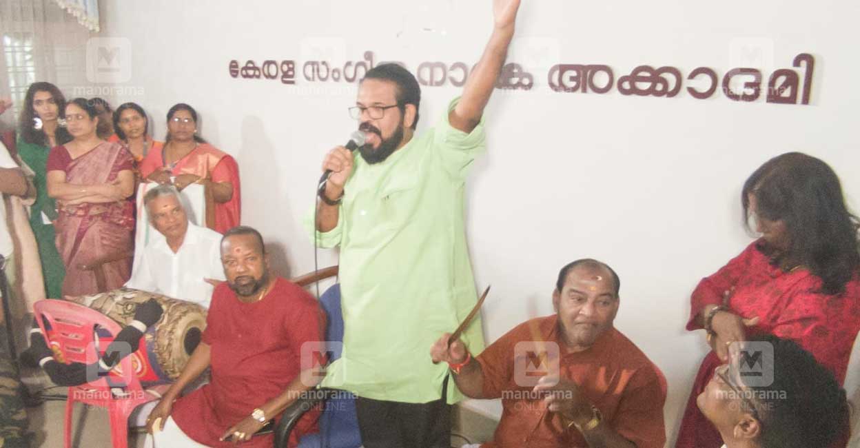 മട്ടന്നൂർ ശങ്കരൻ കുട്ടി സംഗീത നാടക അക്കാദമി ചെയർമാൻ; ചുമതലയേറ്റു ...