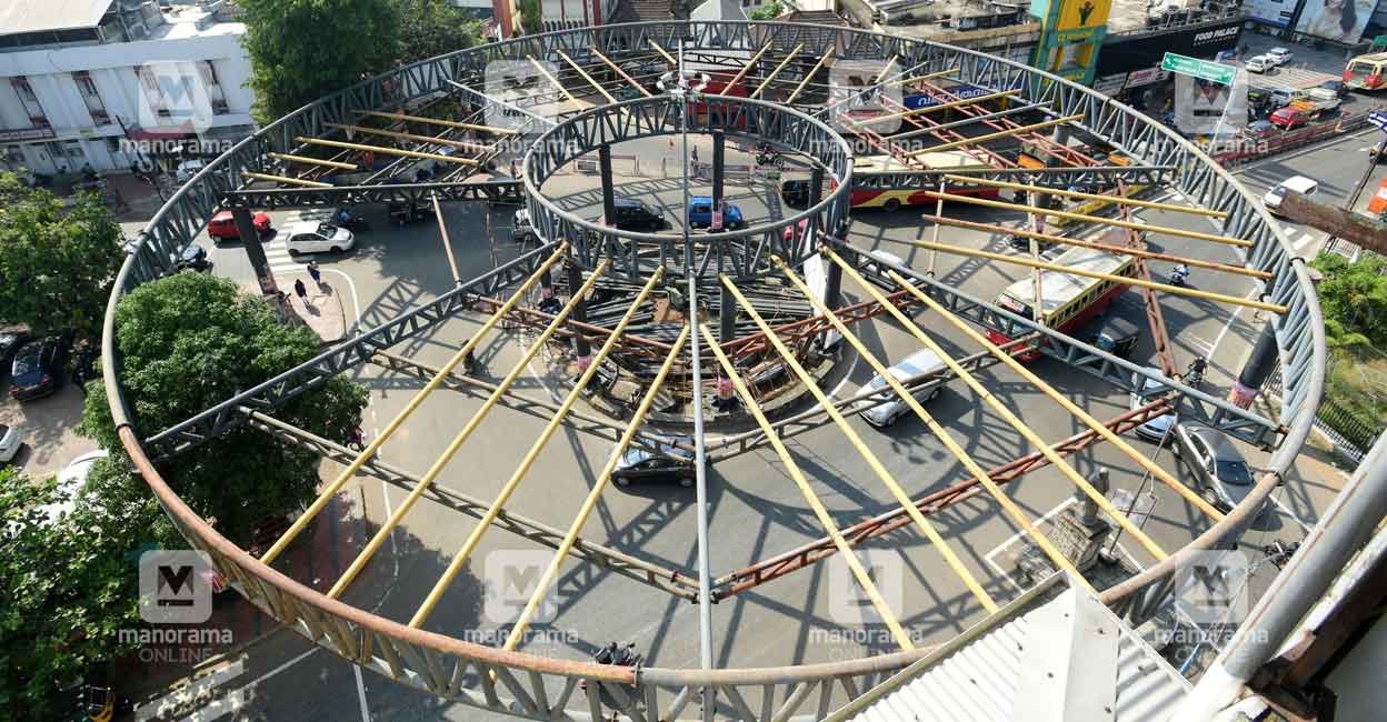 കോട്ടയത്തെ ആകാശപാത: പൊളിച്ചു കളയണോ എന്ന് കലക്ടർ തീരുമാനിക്കുമെന്ന് സ ...