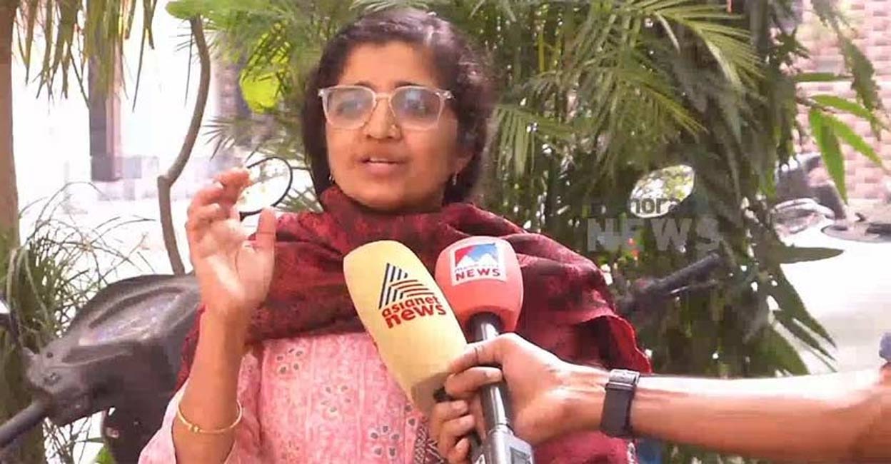 വാതിലുകൾ തകർത്ത് വീട്ടിൽ അതിക്രമിച്ച് കയറി: സിഐ‌ക്കെതിരെ സീനാ ഭാസ്ക ...
