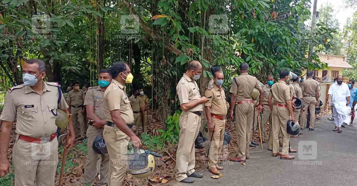 ‘പൊലീസ് യൂണിഫോമിൽ നെയിംബോർഡ് ഇല്ലാത്തത് ദുരൂഹത ...