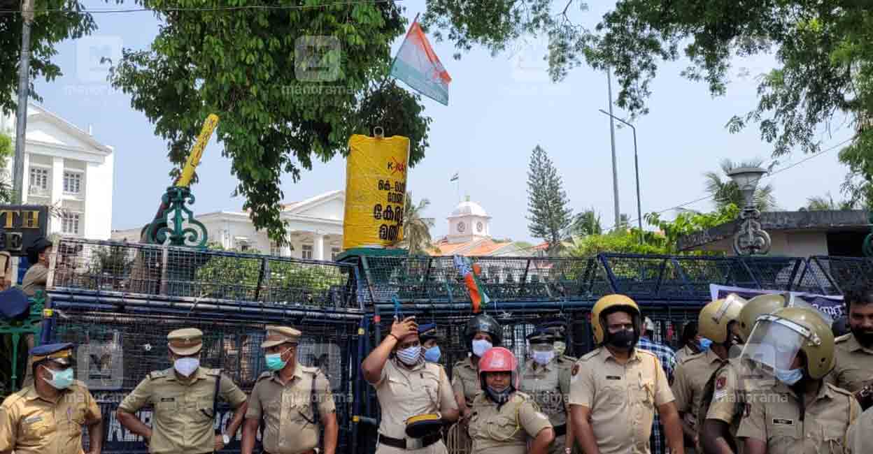 സില്‍വര്‍ ലൈന്‍: വ്യാപക പ്രതിഷേധം; സെക്രട്ടേറിയറ്റിന് മുന്നിലും ...
