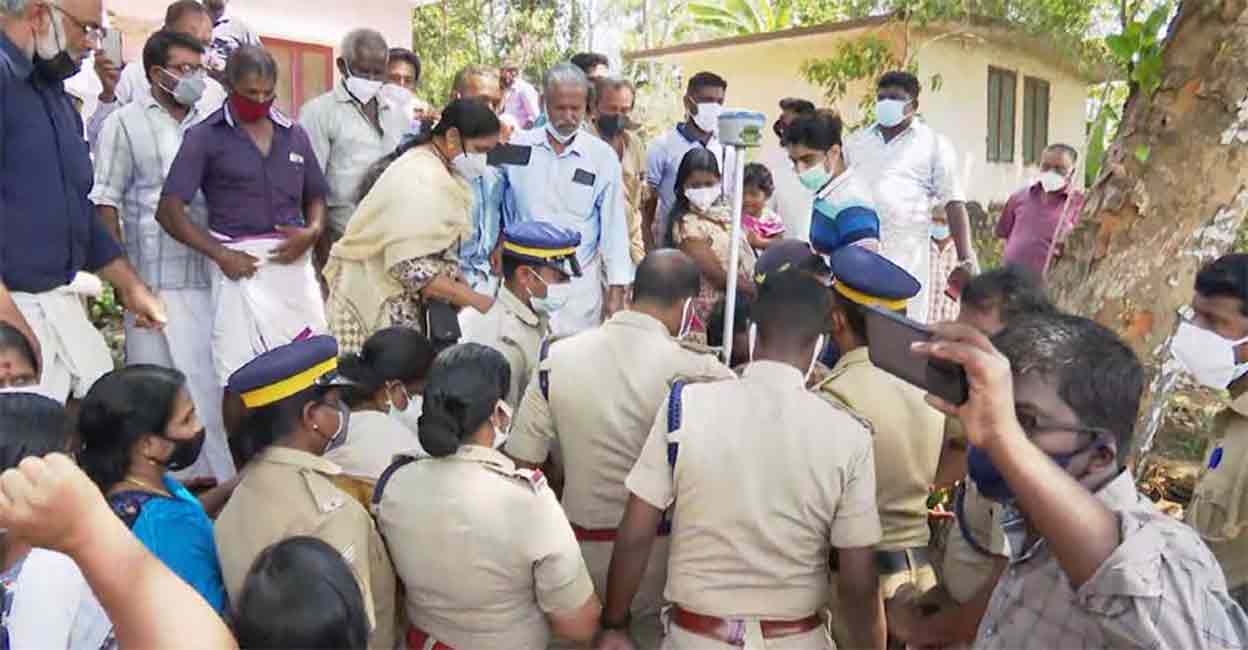 ചെങ്ങന്നൂരിൽ 8 പേര്‍ അറസ്റ്റിൽ | Laying of SilverLine survey stones ...
