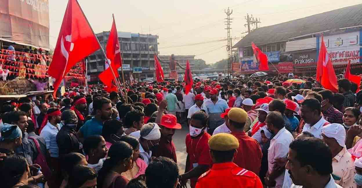 കരുത്ത് തെളിയിച്ച് ചുവപ്പ് റാലി, ഒഴുകിയെത്തി പതിനായിരങ്ങൾ; ചെങ്കടലായി ...