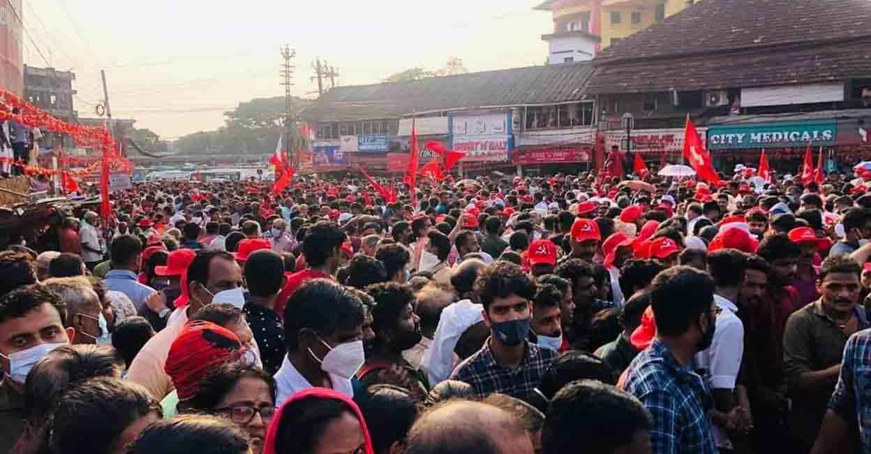 കരുത്ത് തെളിയിച്ച് ചുവപ്പ് റാലി, ഒഴുകിയെത്തി പതിനായിരങ്ങൾ; ചെങ്കടലായി ...