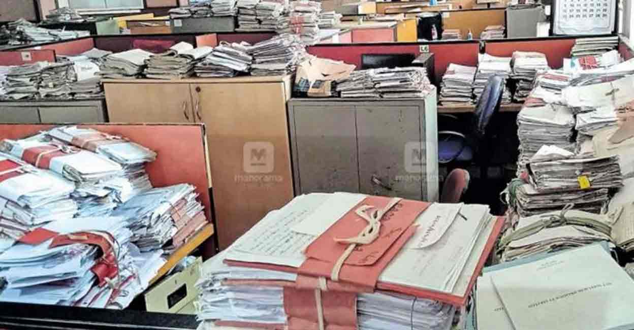 സ്വന്തം വകുപ്പിലെ ജീവനക്കാരിക്ക് വിവരം നൽകിയില്ല; 25,000 രൂപ ...