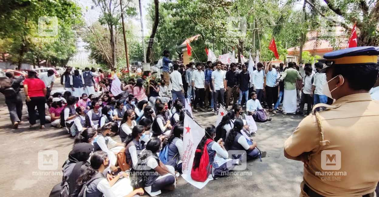 കുസാറ്റ് വനിതാ ഹോസ്റ്റലുകളിൽ കൂടുതൽ സ്വാതന്ത്ര്യം തേടി വിദ്യാർഥിനികളുടെ ...