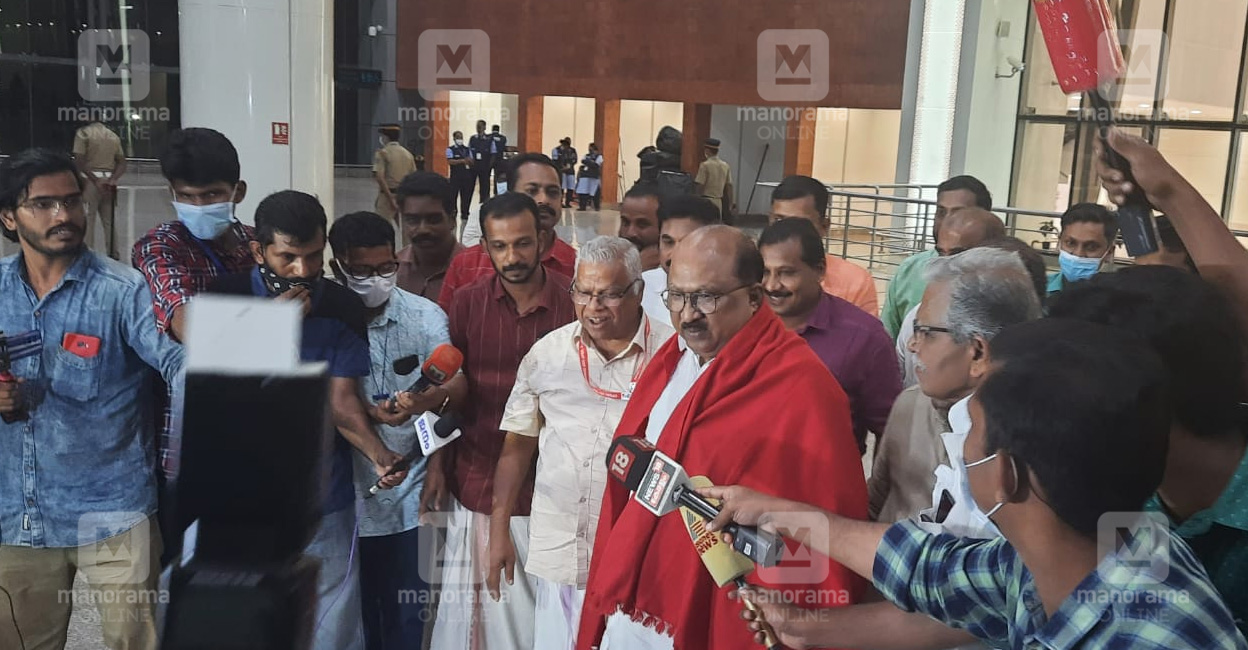 ‘പിണറായി നല്ല മുഖ്യമന്ത്രിമാരില്‍ ഒരാള്‍’; കെ.വി.തോമസിന് ചുവന്ന ...