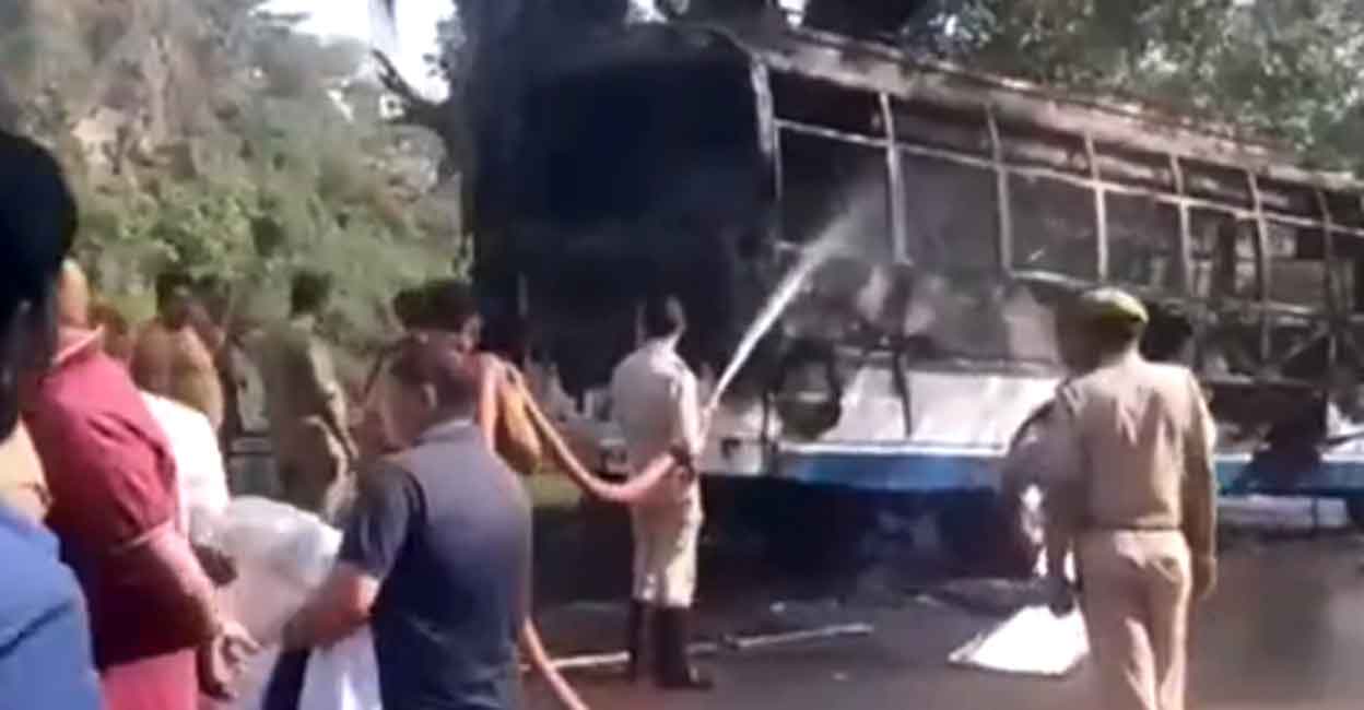 കശ്മീരിലെ കത്രയിൽ തീർഥാടകരുടെ ബസിൽ തീപിടിത്തം | Bus Catches Fire ...