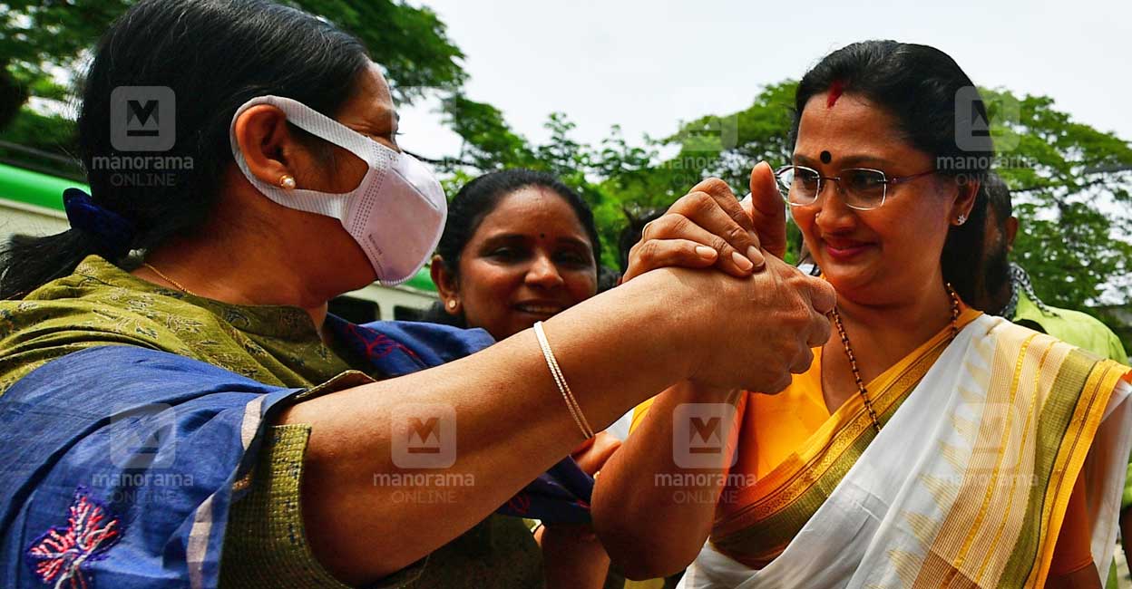 ‘പി.ടിയോട് എതിര്‍പ്പുണ്ടായത് തെറ്റിദ്ധാരണമൂലം’: ബിഷപ്പിനെ കണ്ട് ഉമ ...