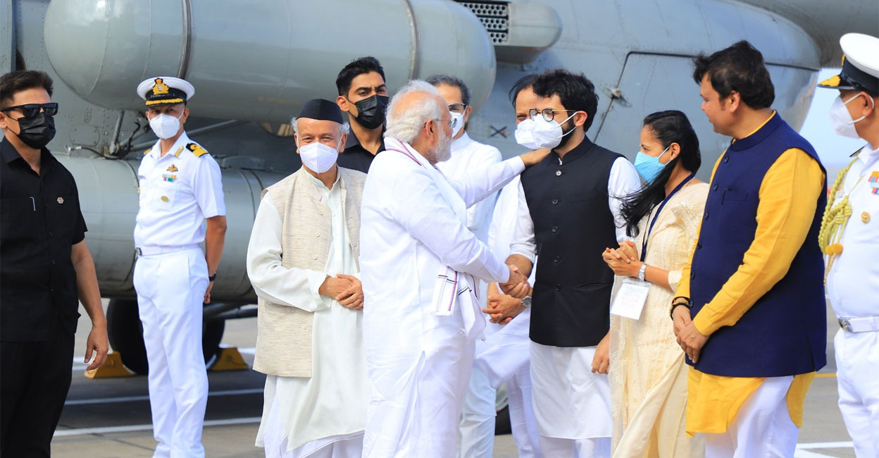 PM's security personnel pull Aditya out of Uddhav's car Uddhav thakre ...