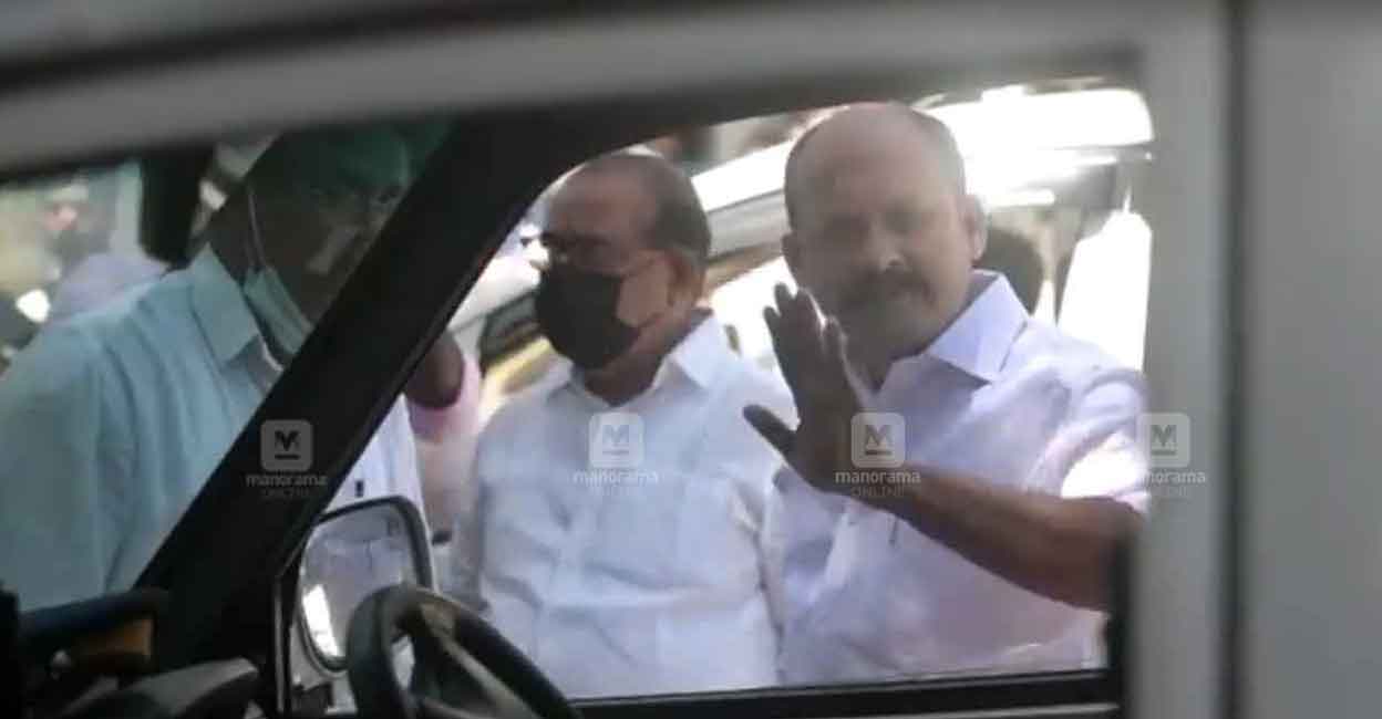 ‘ഞങ്ങള്‍ക്കറിയാം ഓഫിസ് സംരക്ഷിക്കാന്‍, വിട്ടോ’: പൊലീസിനോട് മുഹമ്മദ് ...