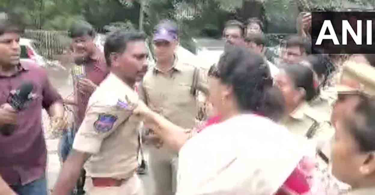 പൊലീസുകാരന്റെ കോളറിൽ കയറിപ്പിടിച്ച് രേണുക; പിടിച്ചുമാറ്റി വനിതാ ...