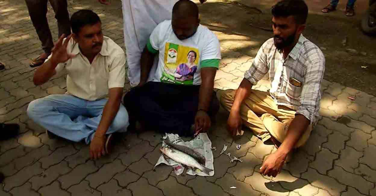 തിരുത മീനുമായി യുഡിഎഫ് പ്രവര്‍ത്തകര്‍; കെ.വി.തോമസിനെതിരെ പ്രതിഷേധം | KV ...