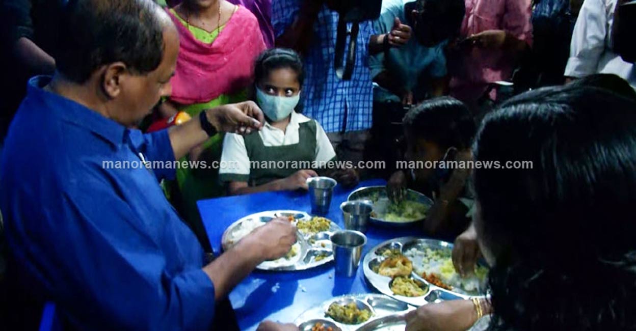 സ്കൂളിൽ മിന്നൽ പരിശോധന നടത്തിയ മന്ത്രി കഴിച്ച ഭക്ഷണത്തിൽ മുടി; പാത്രം ...