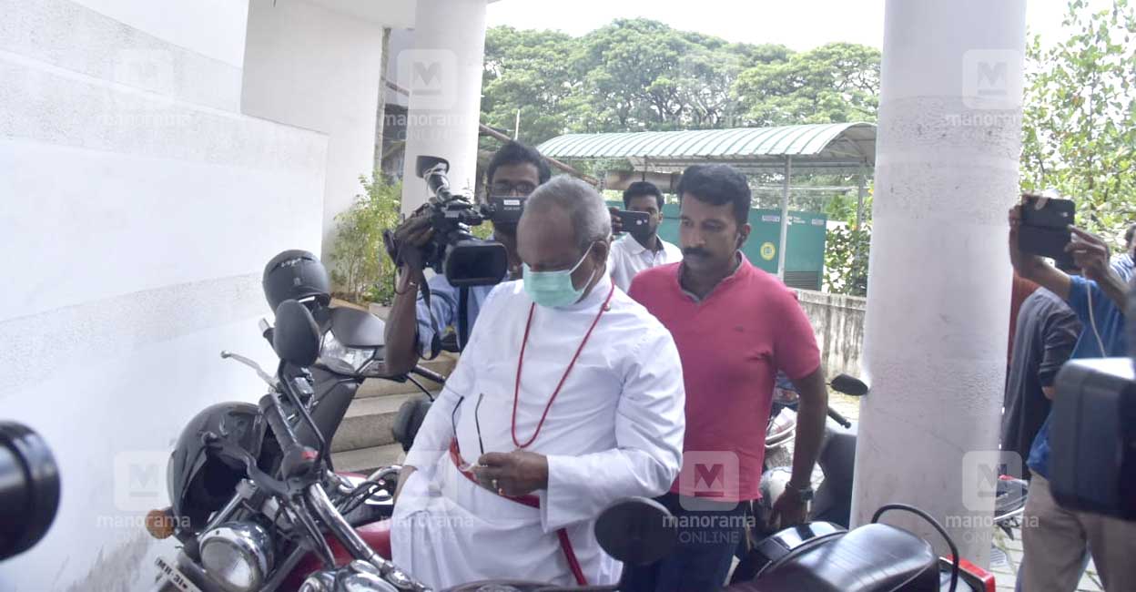 കാരക്കോണം മെഡി. കോളജ് കോഴക്കേസ്: ബിഷപ് ധർമരാജ് റസാലം ഇഡിക്കു മുന്നി ...