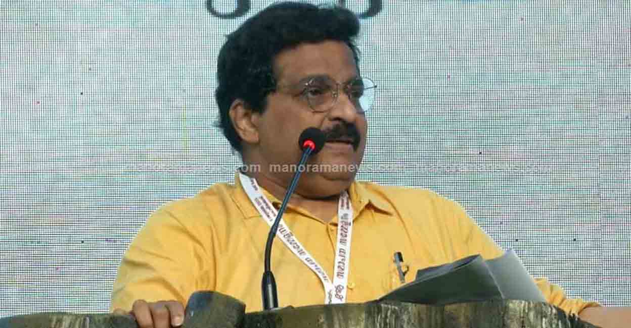 ഭാര്യയെ പാന്റ് ധരിപ്പിക്കുന്നതിന് പകരം പിണറായിക്ക് സാരിയും ബ്ലൗസും ...