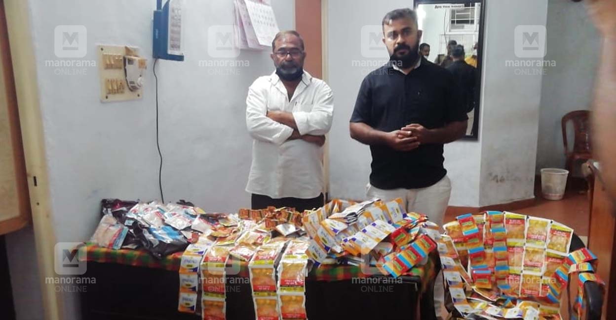 നിരോധിത പുകയില ഉൽപ്പന്നങ്ങളുമായി അച്ഛനും മകനും പൊലീസ് പിടിയിൽ | Tobacco ...