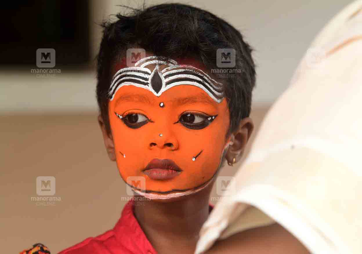 അനുഗ്രഹം നൽകി നാട്ടുവഴികളിലൂടെ ആടിവേടൻ -Aadivedan Theyyam | Karkidaka ...