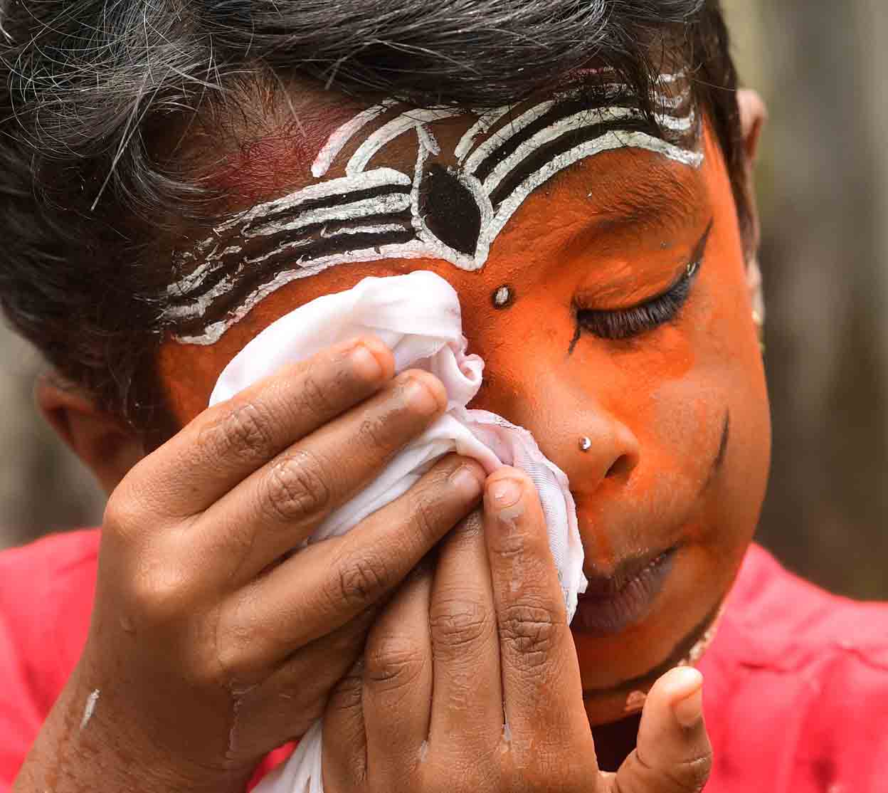 അനുഗ്രഹം നൽകി നാട്ടുവഴികളിലൂടെ ആടിവേടൻ -Aadivedan Theyyam | Karkidaka ...