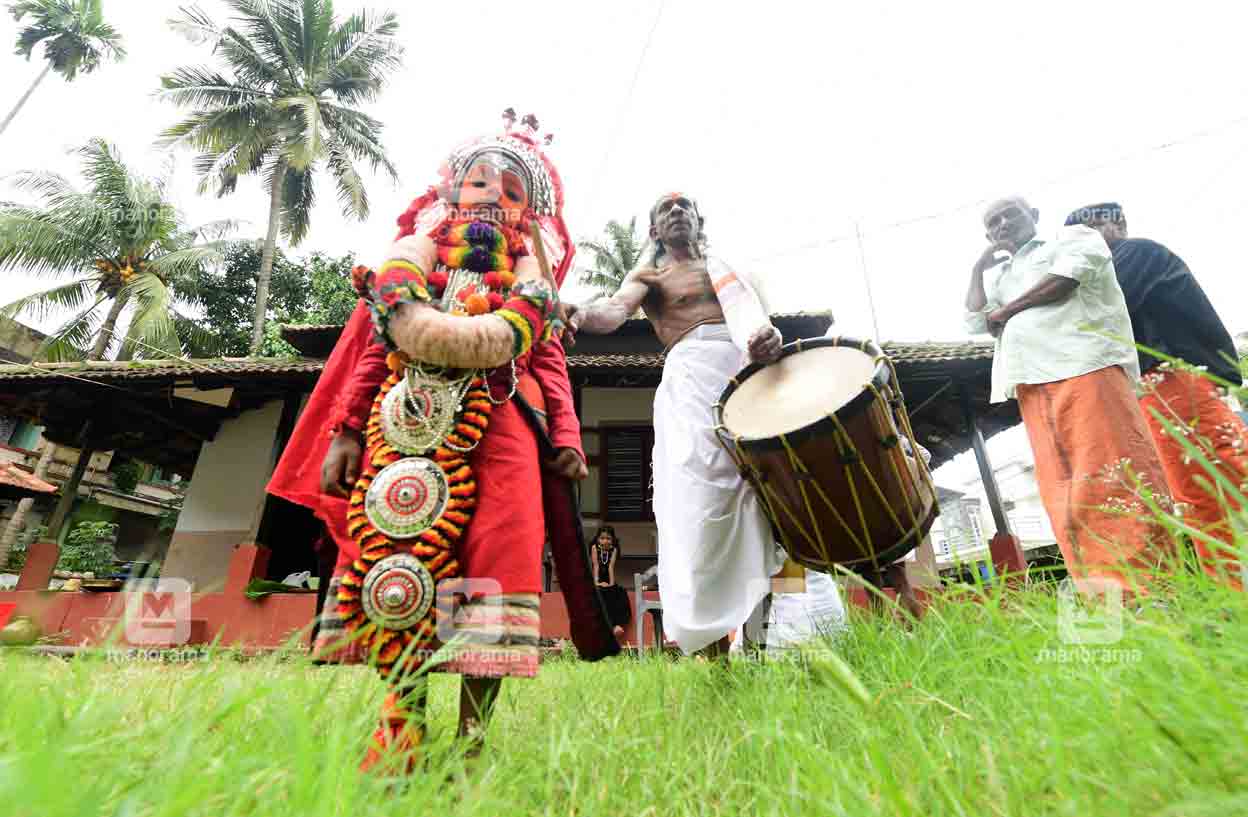 അനുഗ്രഹം നൽകി നാട്ടുവഴികളിലൂടെ ആടിവേടൻ -Aadivedan Theyyam | Karkidaka ...