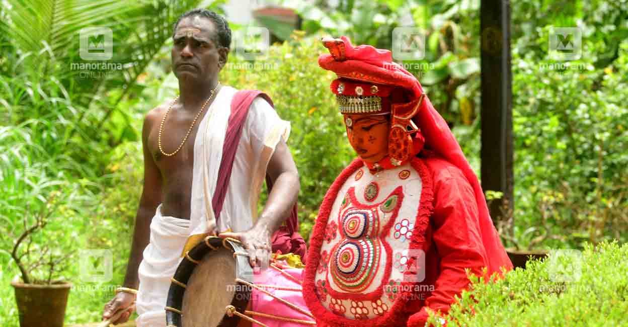 അനുഗ്രഹം നൽകി നാട്ടുവഴികളിലൂടെ ആടിവേടൻ -Aadivedan Theyyam | Karkidaka ...