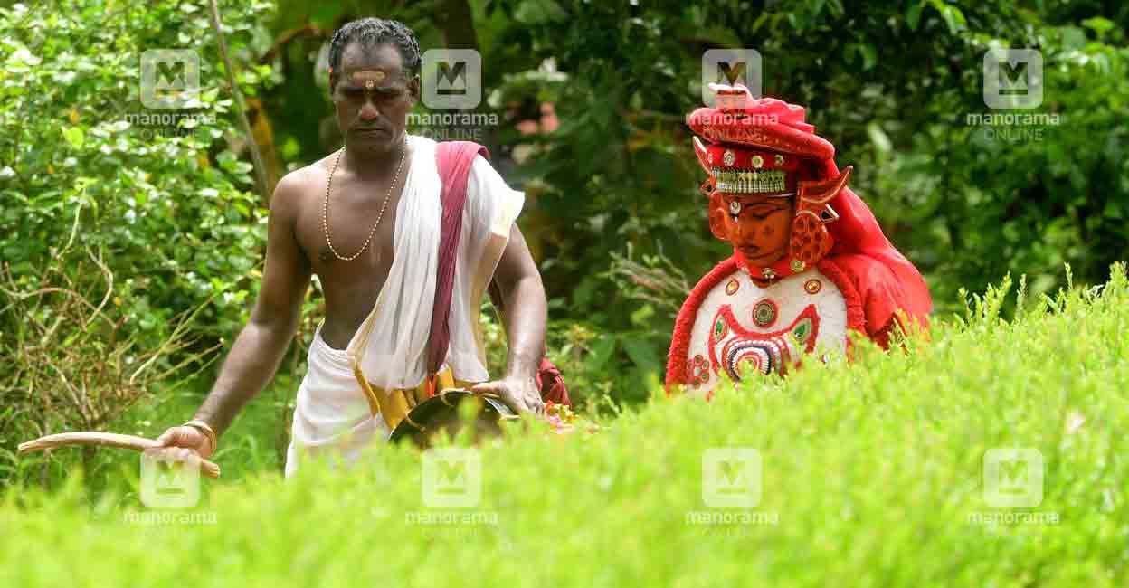അനുഗ്രഹം നൽകി നാട്ടുവഴികളിലൂടെ ആടിവേടൻ -Aadivedan Theyyam | Karkidaka ...