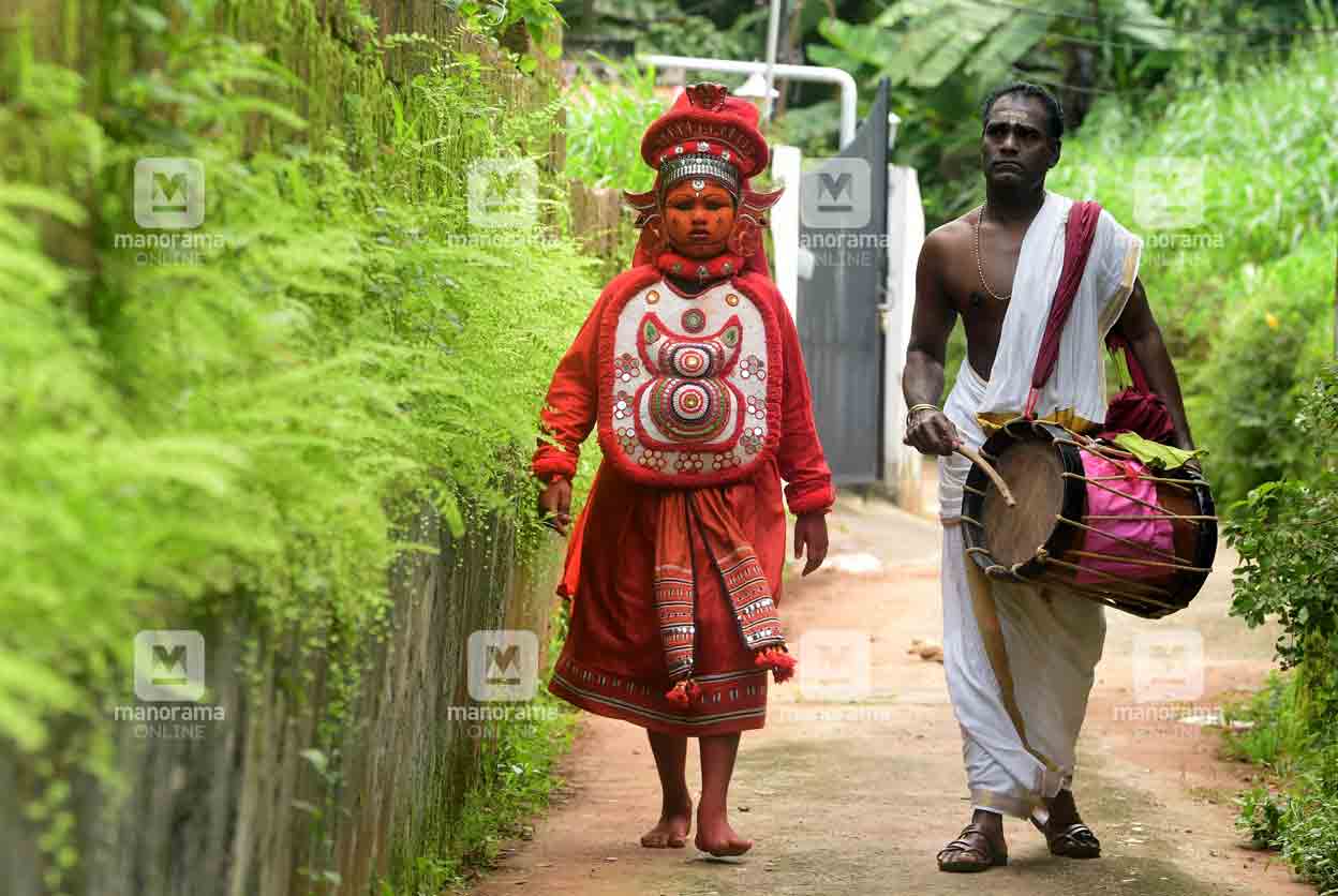 അനുഗ്രഹം നൽകി നാട്ടുവഴികളിലൂടെ ആടിവേടൻ -Aadivedan Theyyam | Karkidaka ...