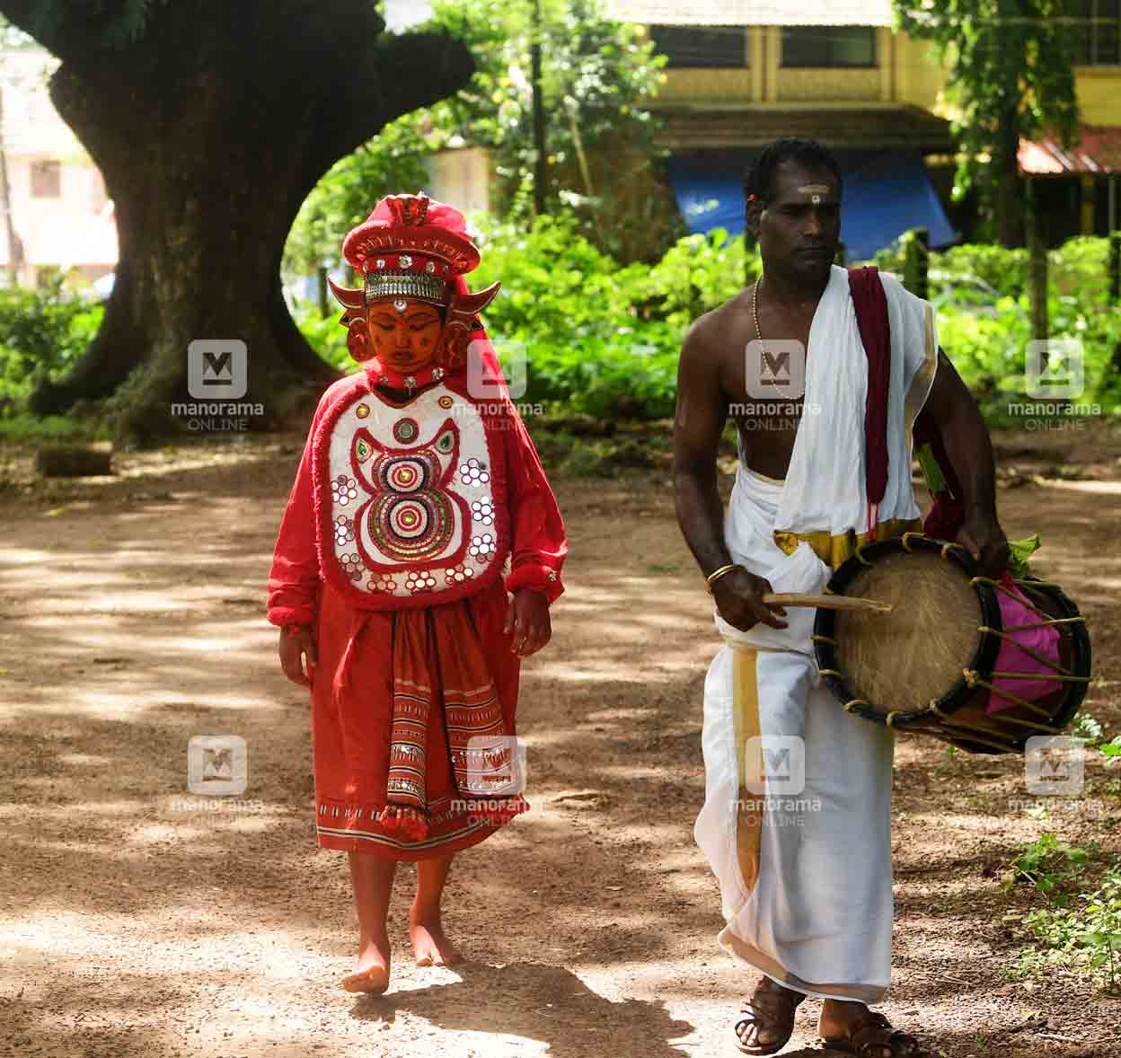 അനുഗ്രഹം നൽകി നാട്ടുവഴികളിലൂടെ ആടിവേടൻ -Aadivedan Theyyam | Karkidaka ...
